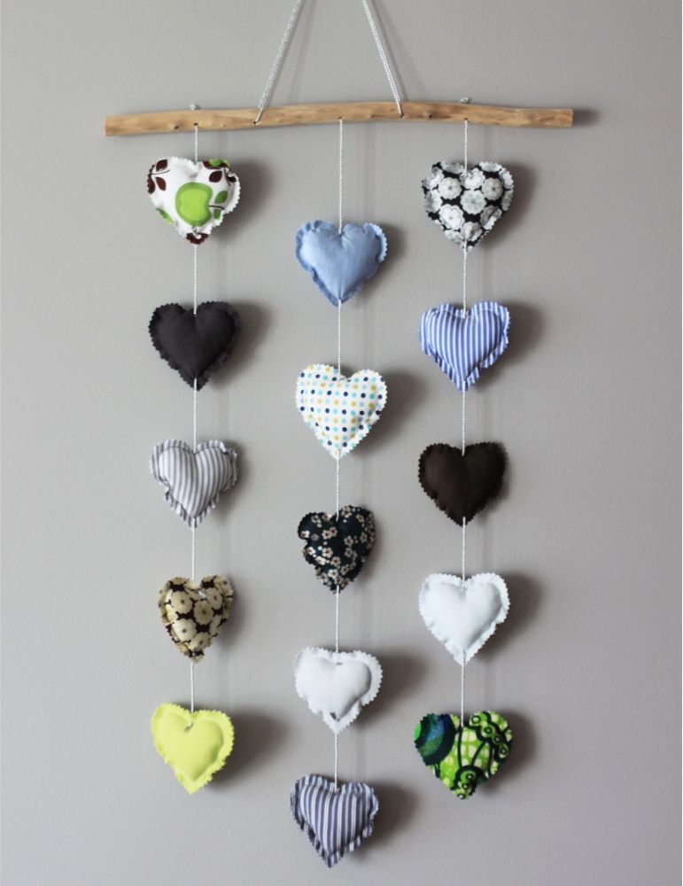 Free pdf sewing pattern and tutorial to make a heart mobile.