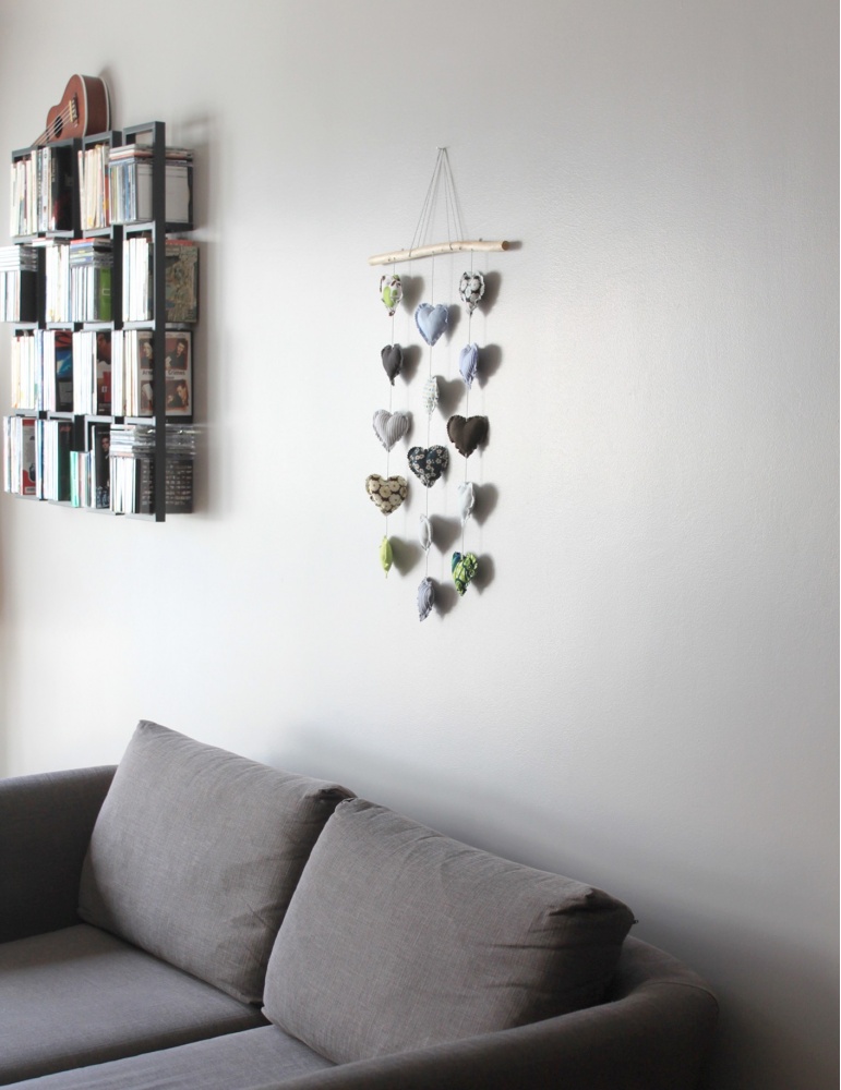 Free pdf sewing pattern and tutorial to make a heart mobile.